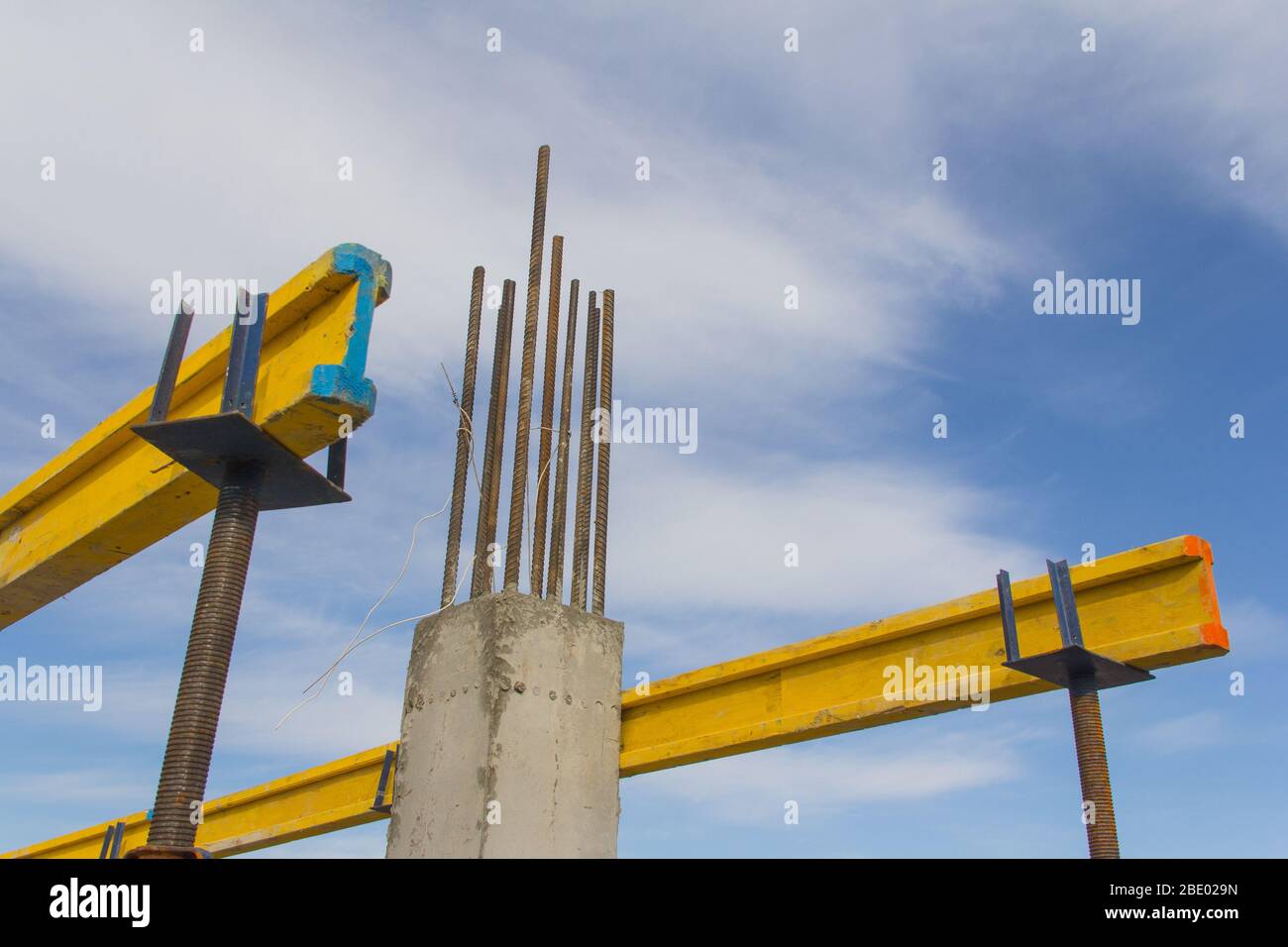 Moderne Betonkonstruktion. Betonschalung und Bodenbalken auf der ...