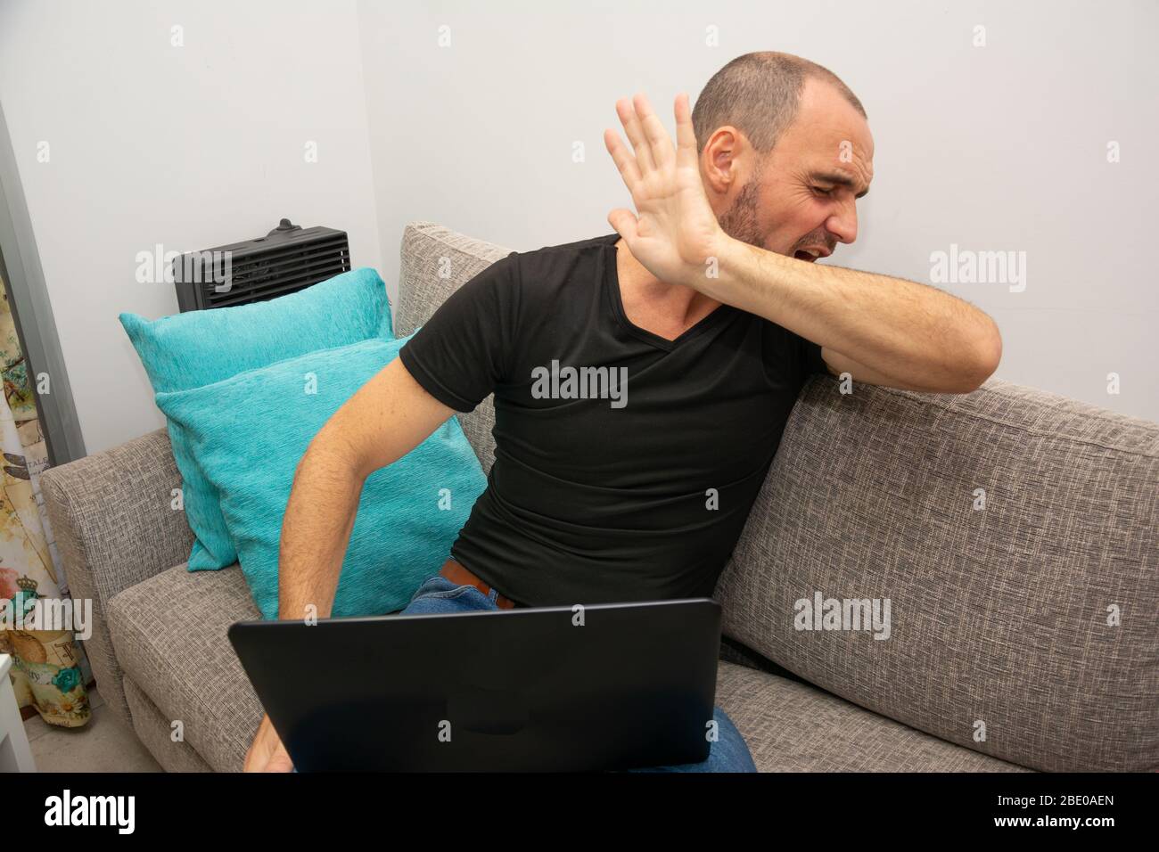 Husten oder niesen in den ellbogen -Fotos und -Bildmaterial in hoher Auflösung – Alamy