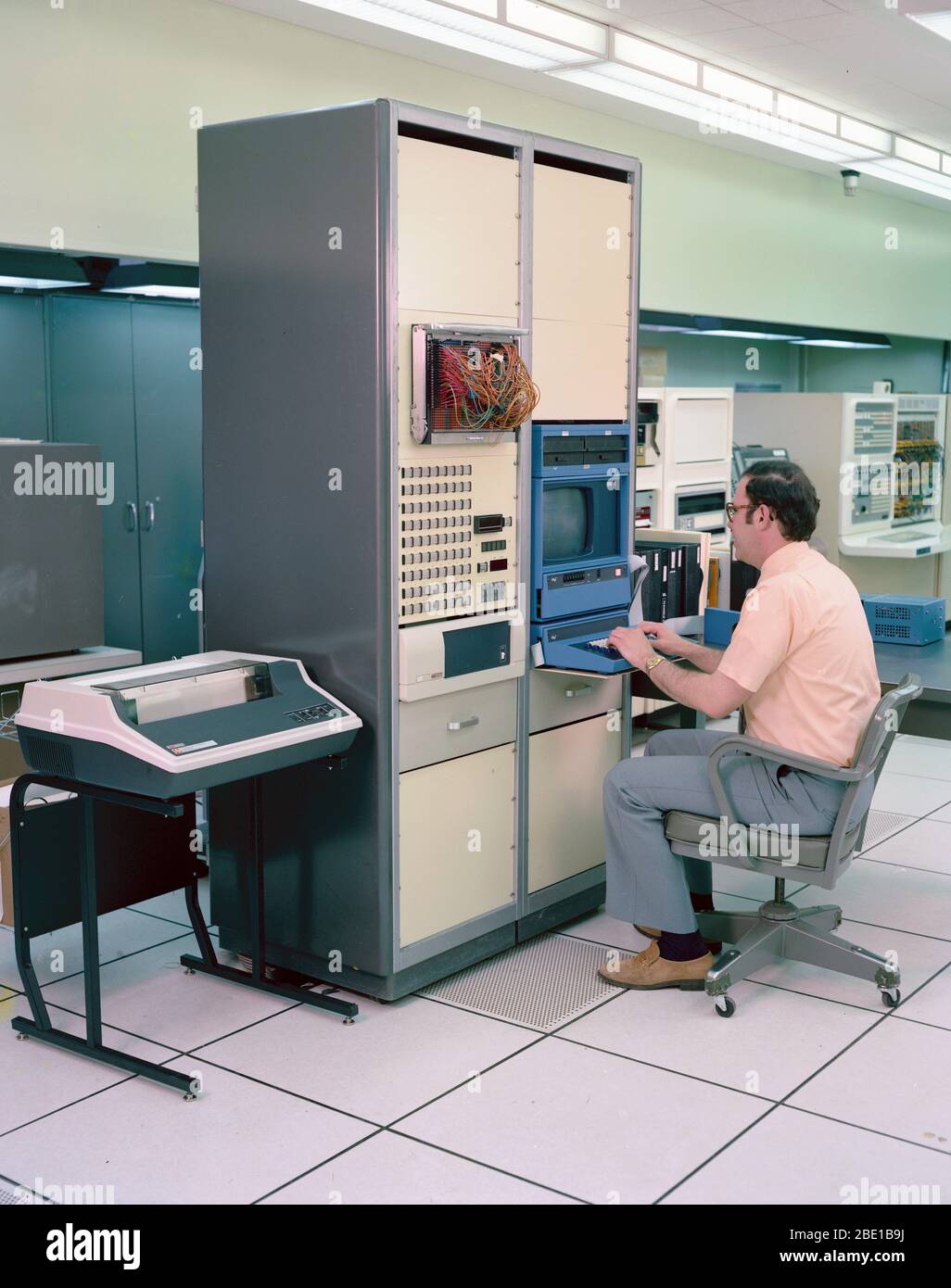 Mann arbeitet 1980 computer -Fotos und -Bildmaterial in hoher Auflösung ...