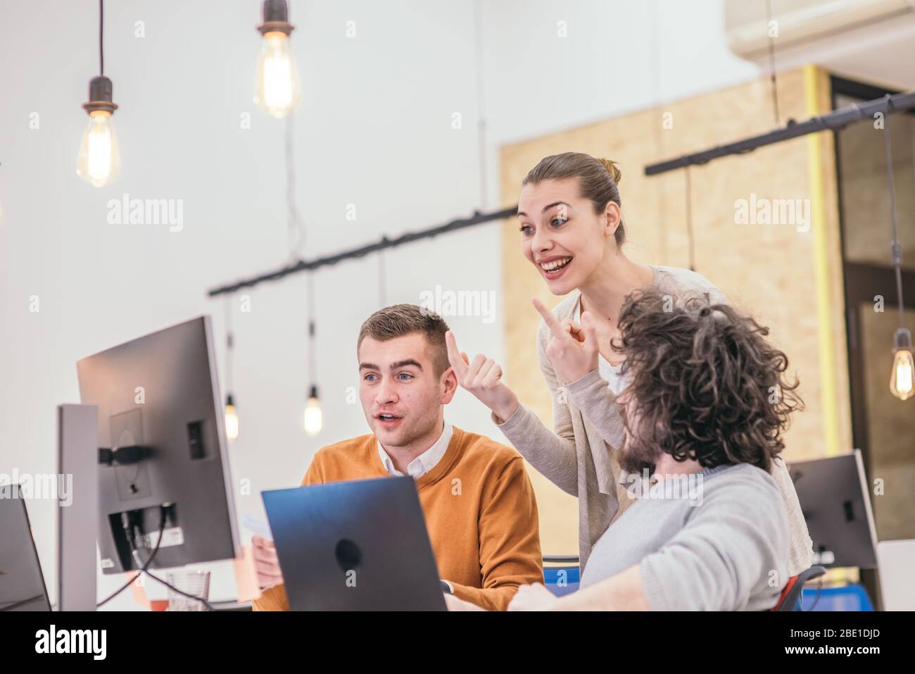 Glückliche Überraschung für die Teamkollegen. Mitarbeiter jubeln ...