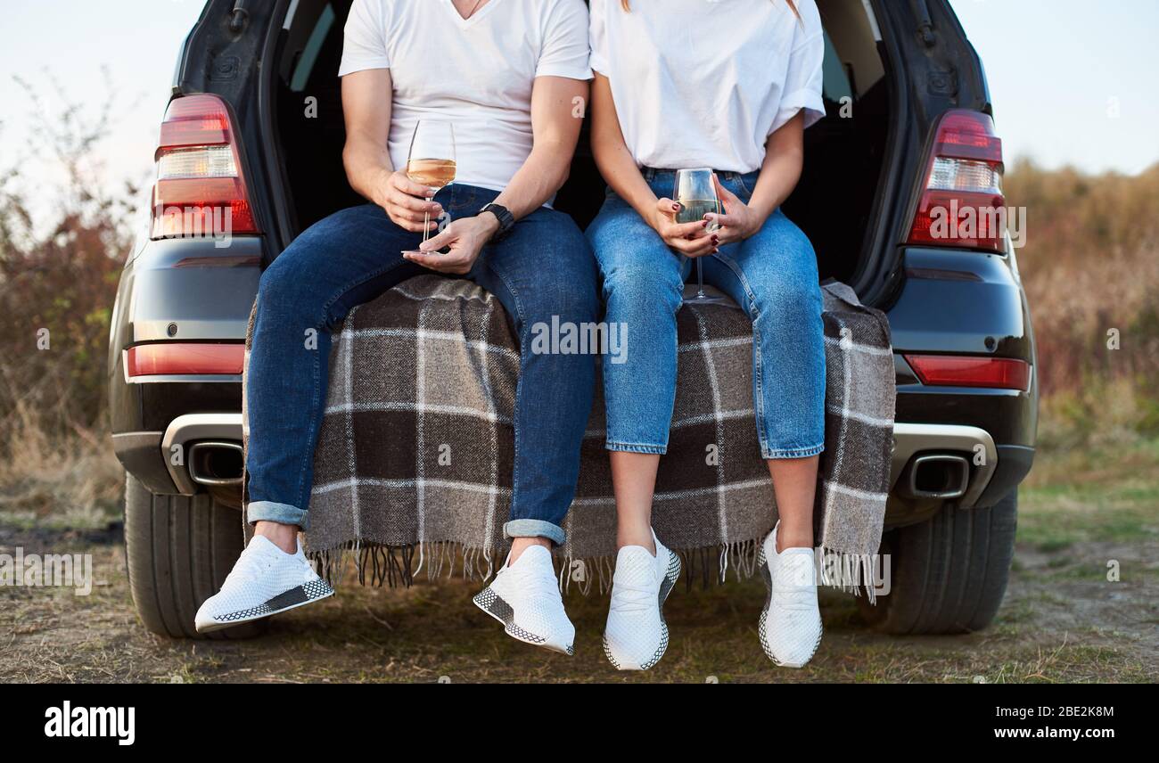 Zwei personen im offenen auto -Fotos und -Bildmaterial in hoher ...