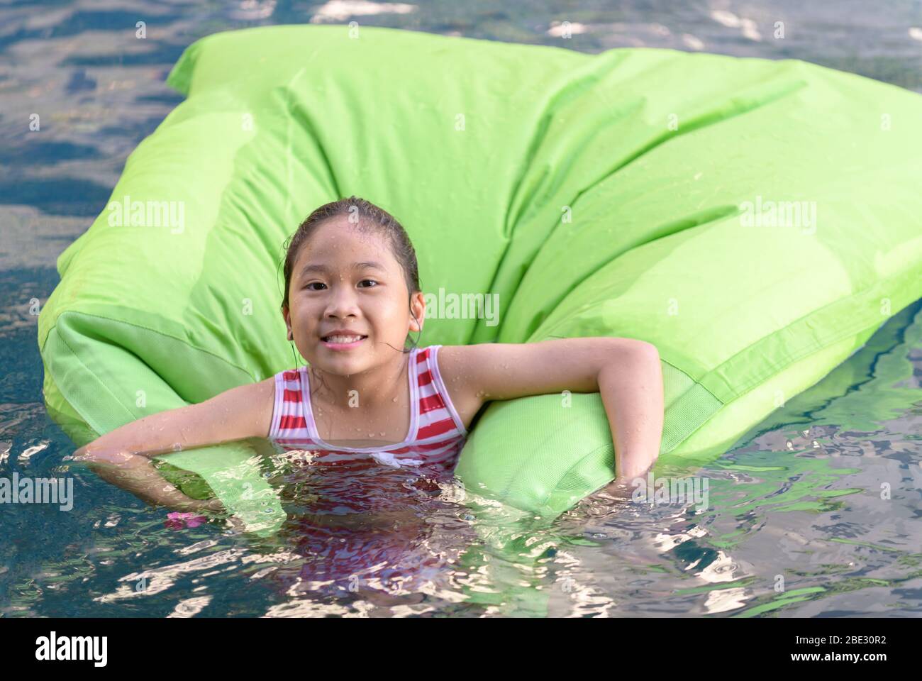 Kleine Mädchen Badeanzug Luftmatratze Stockfotos und -bilder Kaufen - Alamy