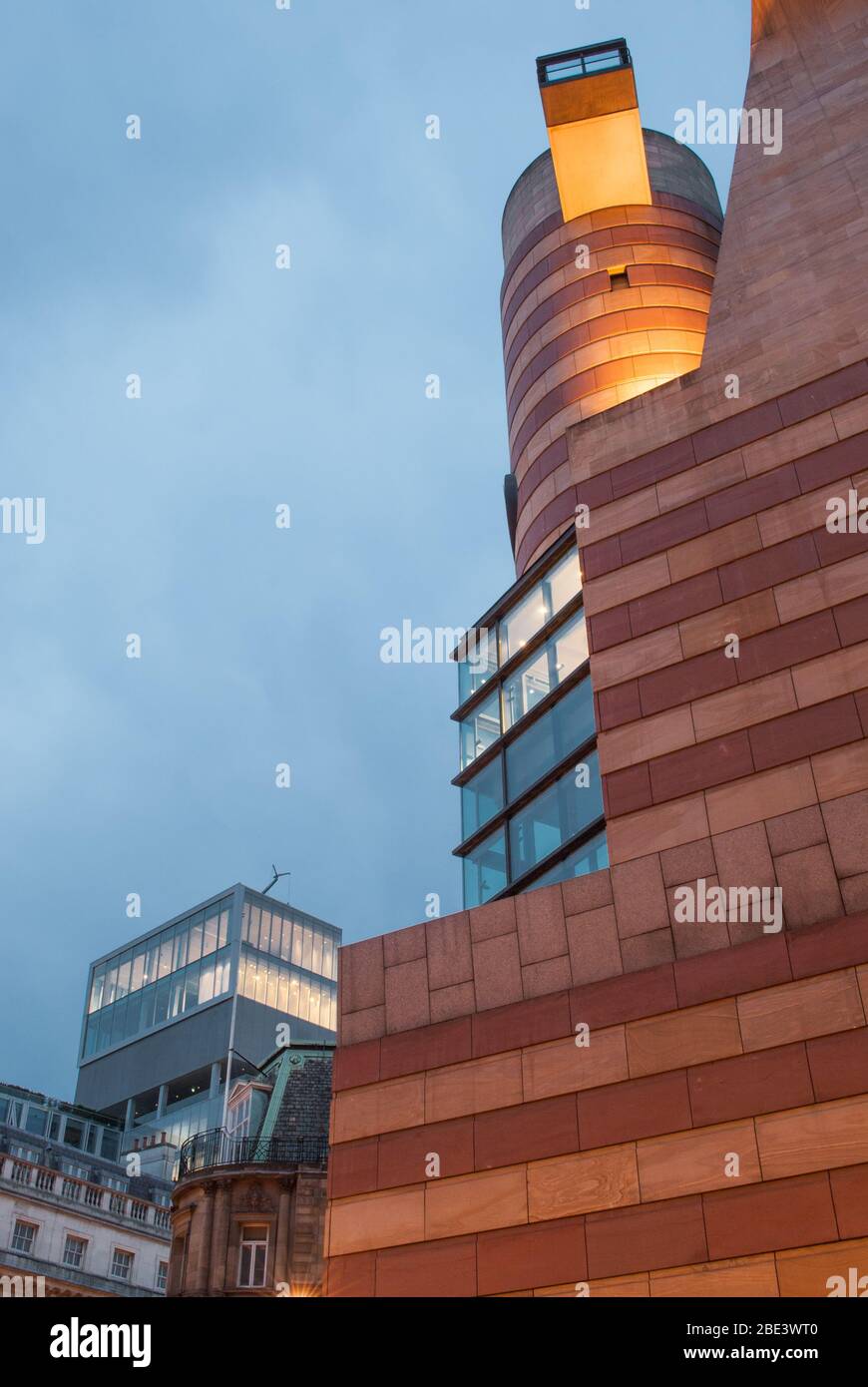 Postmoderne Postmoderne Architektur Pink Limestone Tower Building Coq d ...