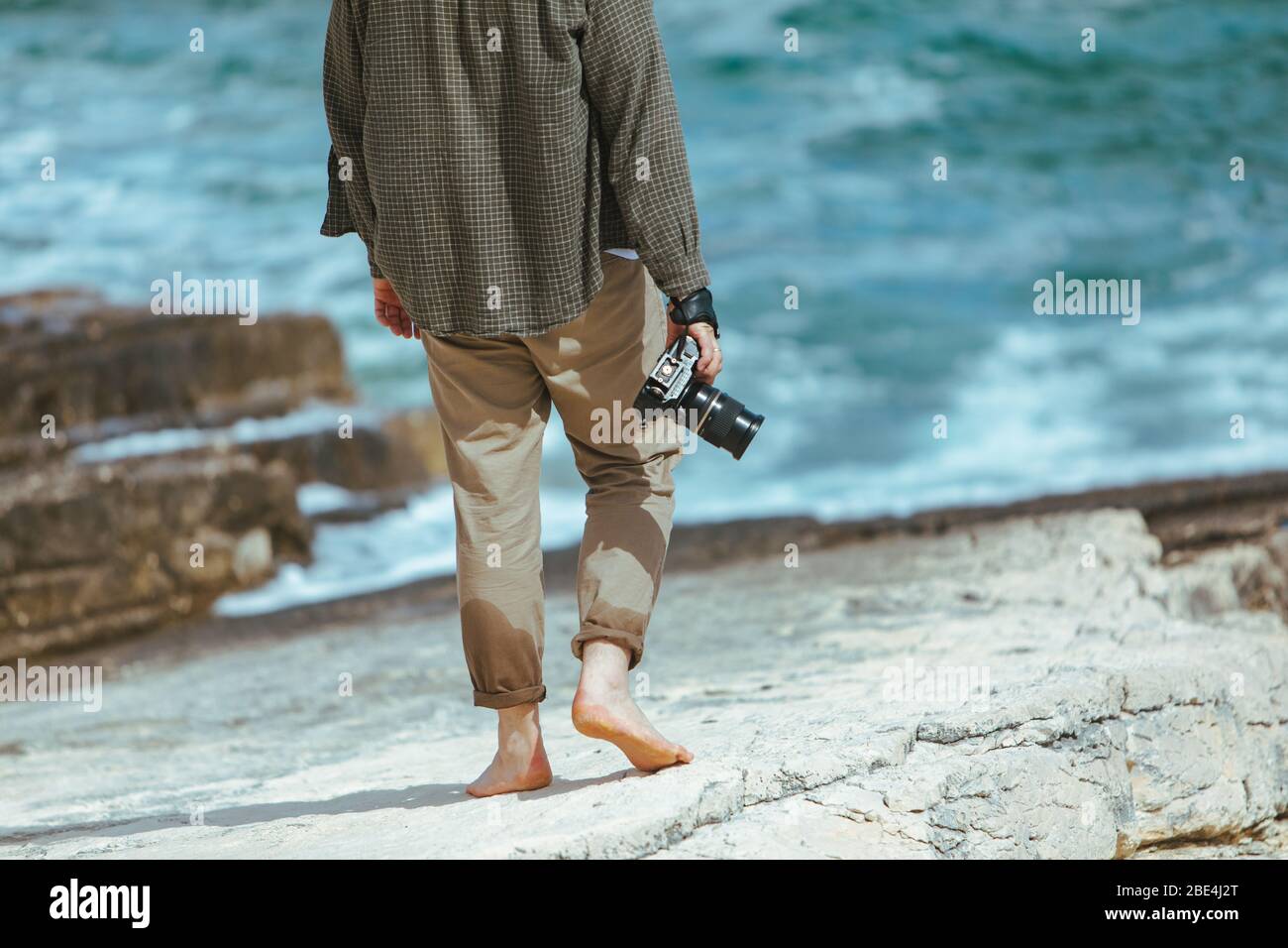 Nasse hosen junge mann -Fotos und -Bildmaterial in hoher Auflösung – Alamy