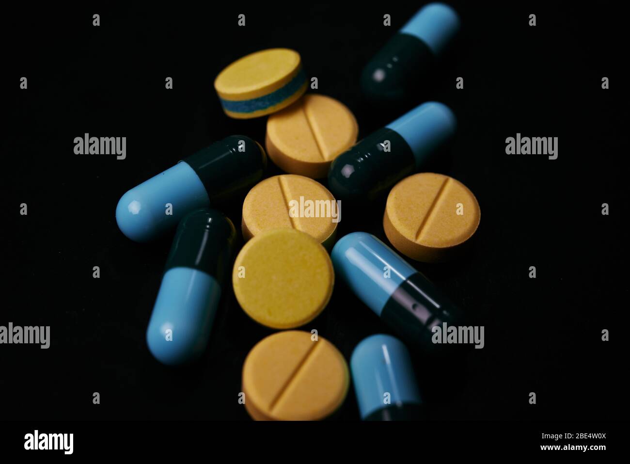 Pille und Medikament auf schwarzem Hintergrund Stockfotografie - Alamy