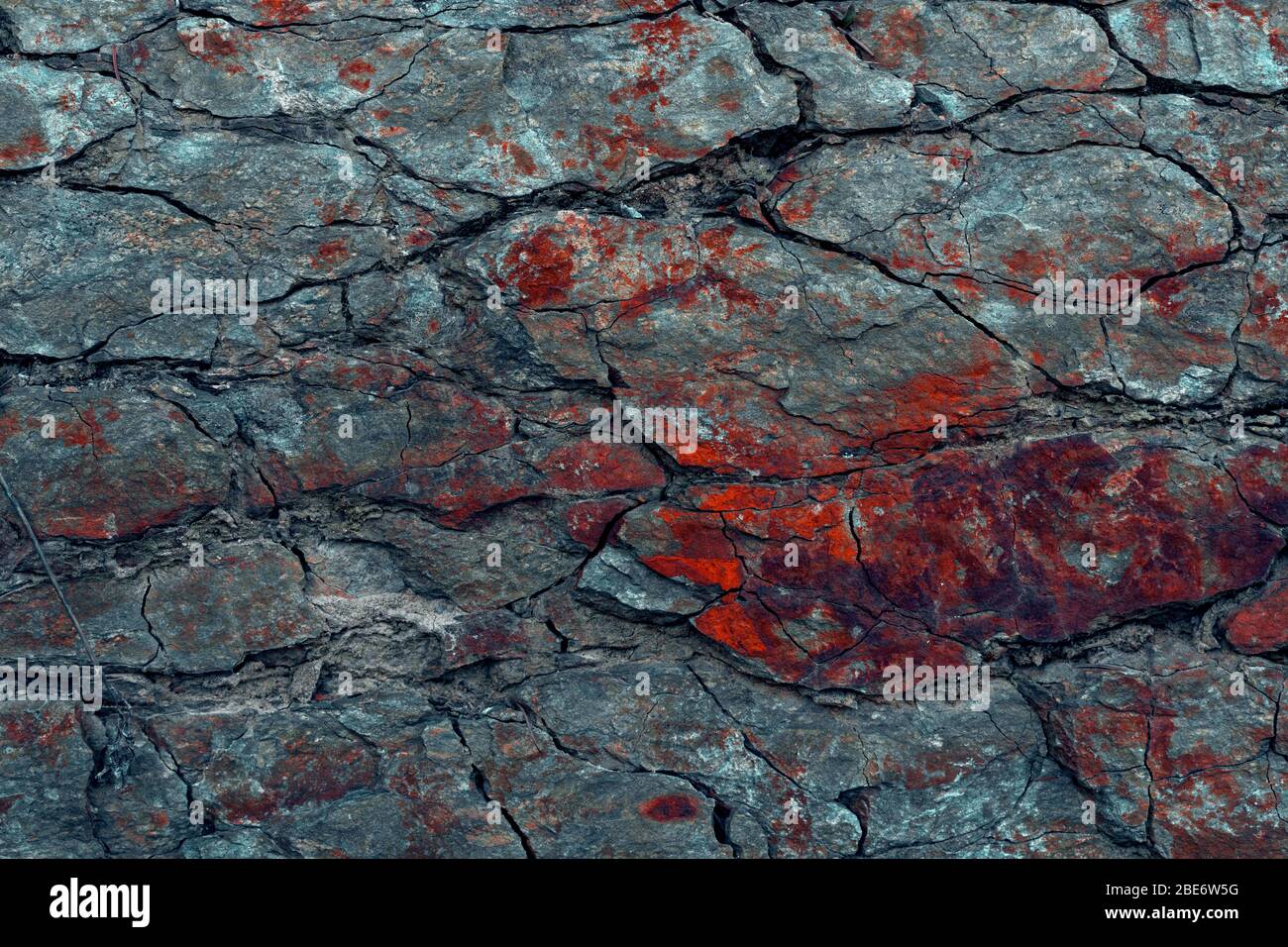 Natürliche Basaltsteinwand mit Rissen und Spalten. Gesteinsstruktur ...
