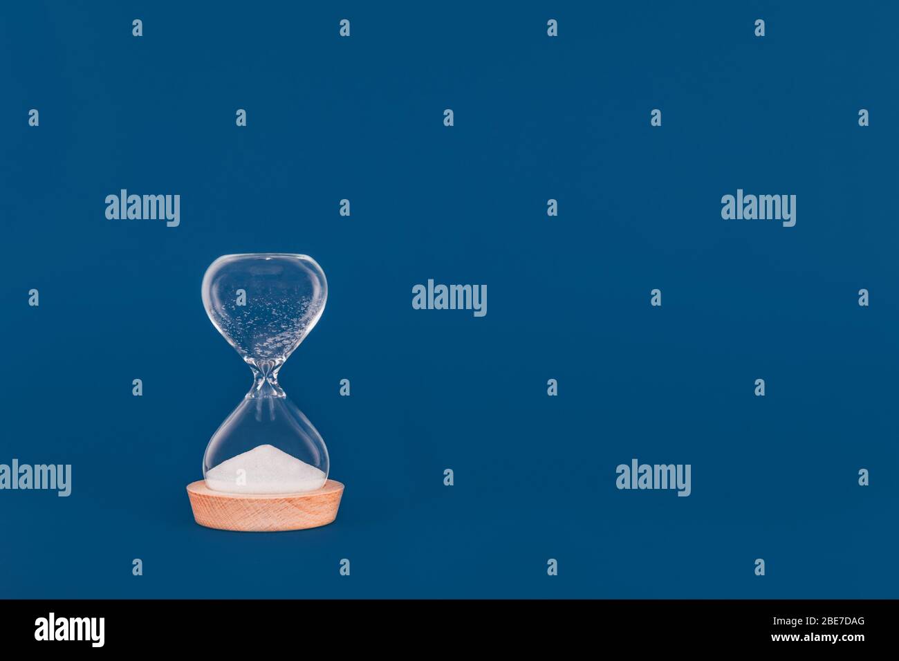 Sanduhr mit dem fertigen Sand. Konzept der Zeit und rechtzeitige ...