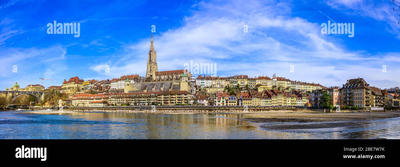 Blick auf die Altstadt mit dem Berner Münster und der Aare, Innenstadt ...