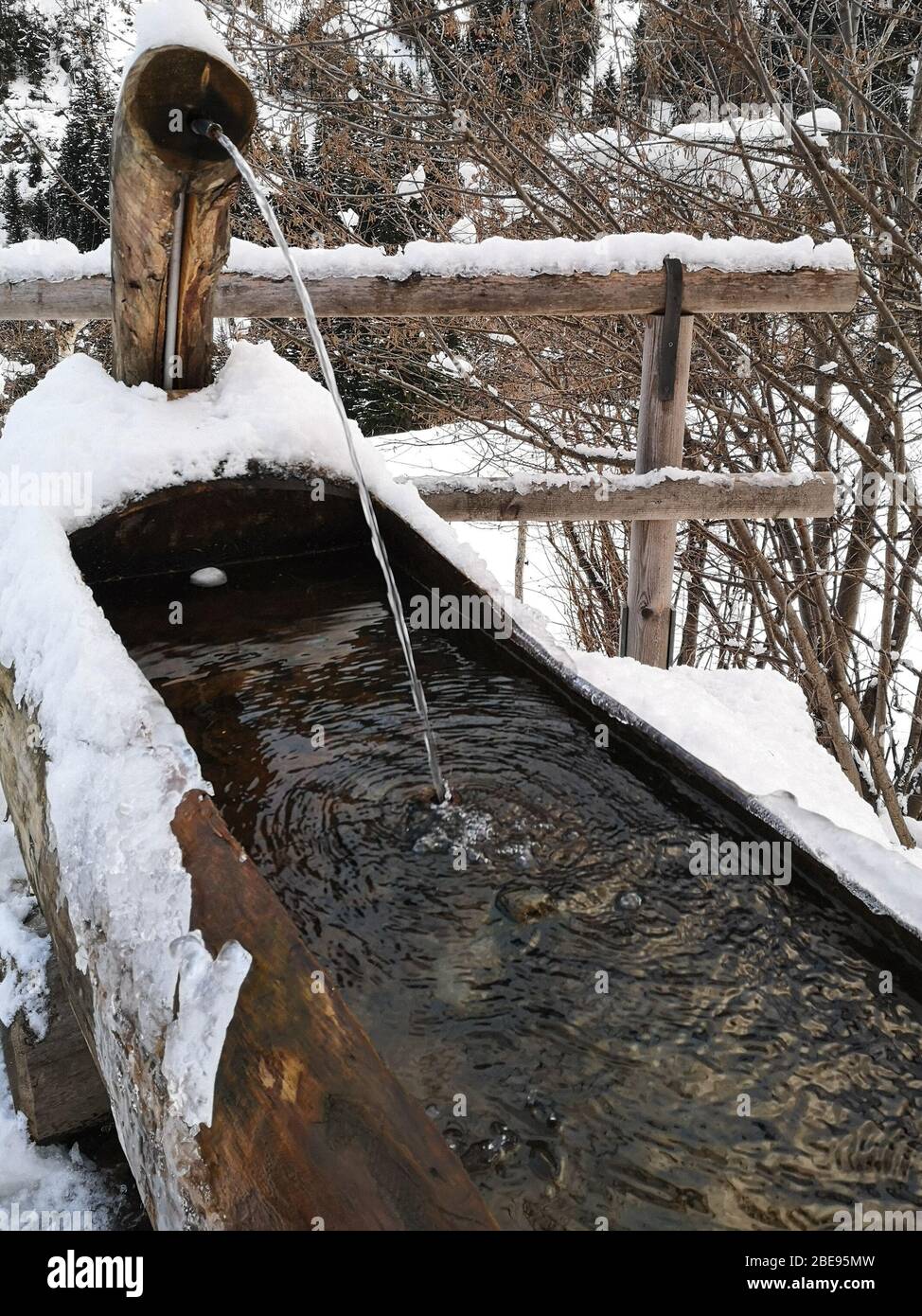 Holzstamm Brunnen Stockfotos und -bilder Kaufen - Alamy