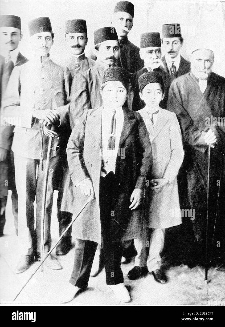 'Englisch: Ahmad Shah und seine Suite, 1911 فارسی: احمدشاه در ۱۹۱۱ ...