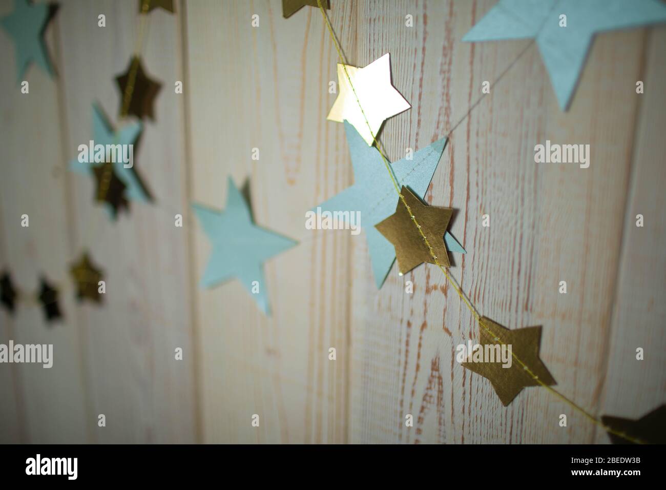 Festliche girlande -Fotos und -Bildmaterial in hoher Auflösung – Alamy