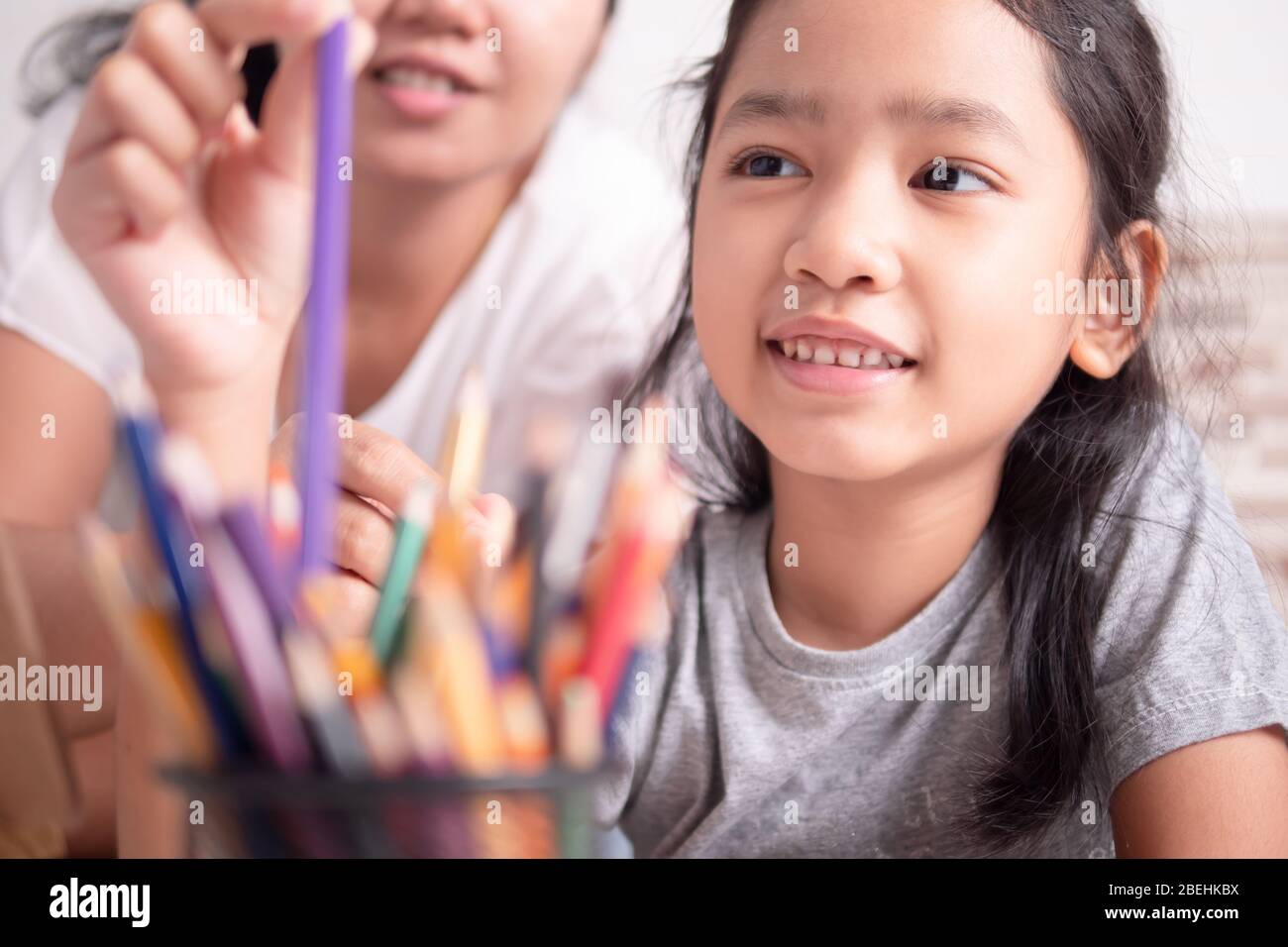 Asiatische Kinder Zeichnen Stockfotos und -bilder Kaufen - Alamy