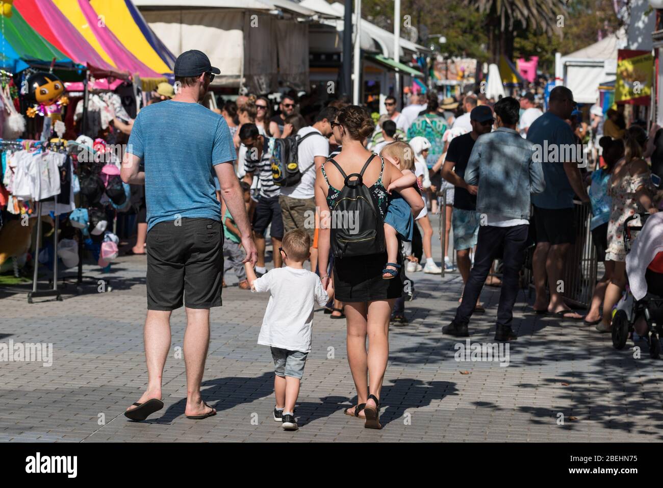 Sydney, Australien - 21. April 2019: Familie mit Kindern, die in der Menge auf der Cronulla ...