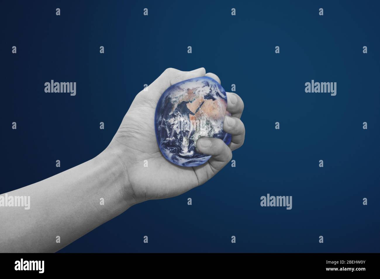 Hand quetschen weltkugel -Fotos und -Bildmaterial in hoher Auflösung ...