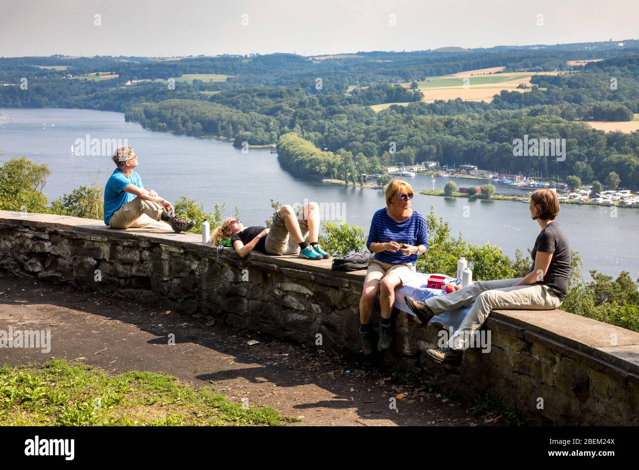 Wanderer auf dem Baldeneysteig, einem 26 km langen Stadtwanderweg, rund um und über dem ...