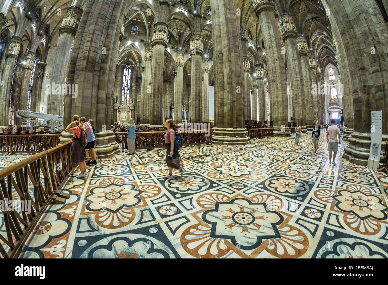 Inside the milano cathedral -Fotos und -Bildmaterial in hoher Auflösung ...