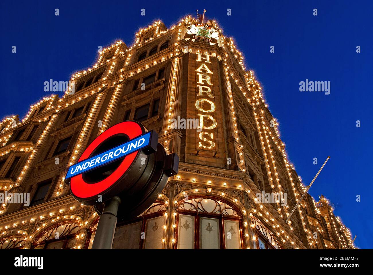 Beleuchtete fassade der harrods brompton road -Fotos und -Bildmaterial ...