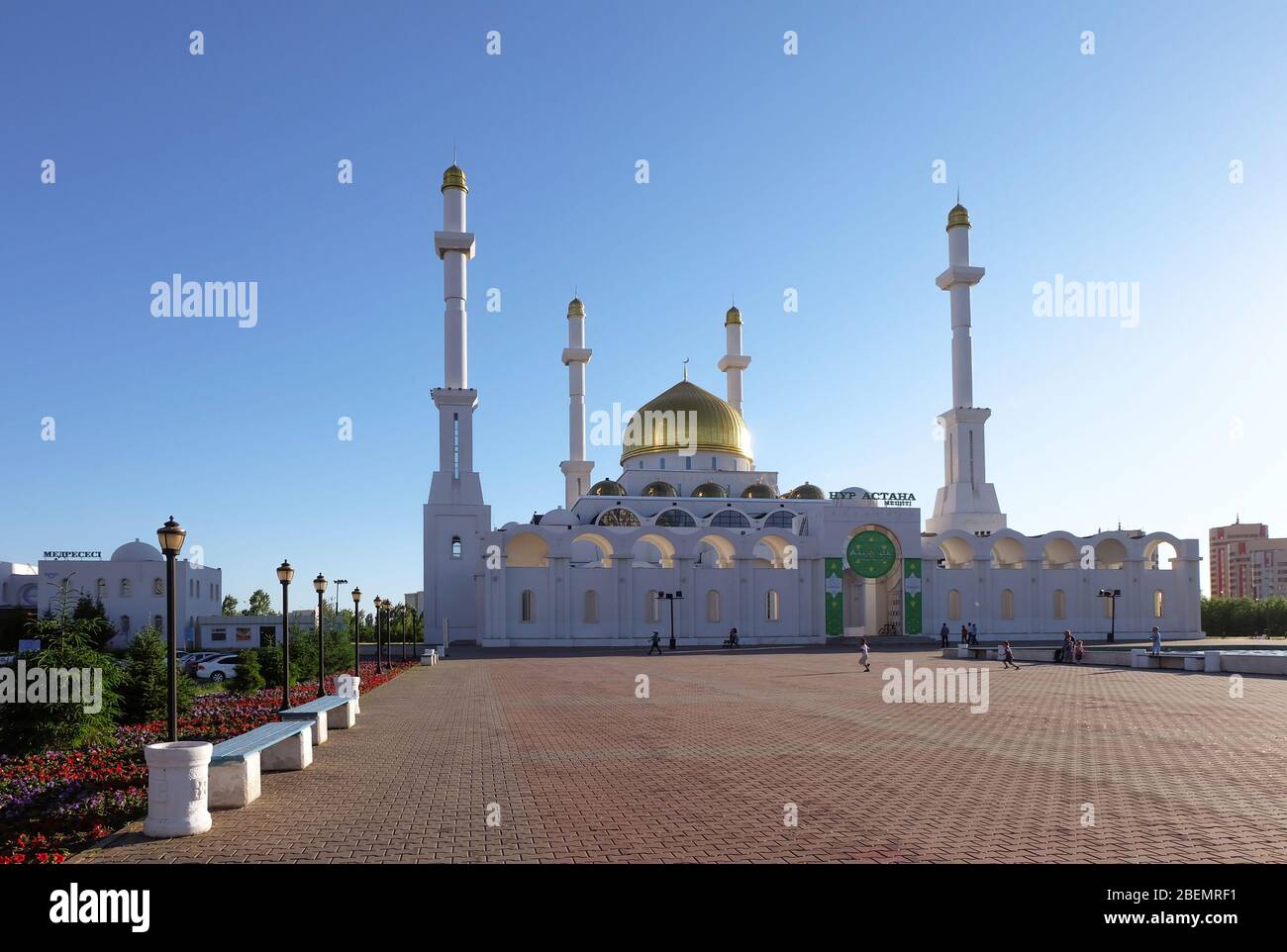 NUR-SULTAN, ASTANA, KASACHSTAN - 3. JUNI 2015: Weiße nur Astana Moschee ...