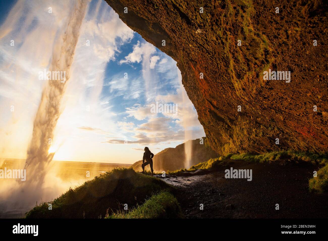 Frau hinter wasserfall -Fotos und -Bildmaterial in hoher Auflösung – Alamy