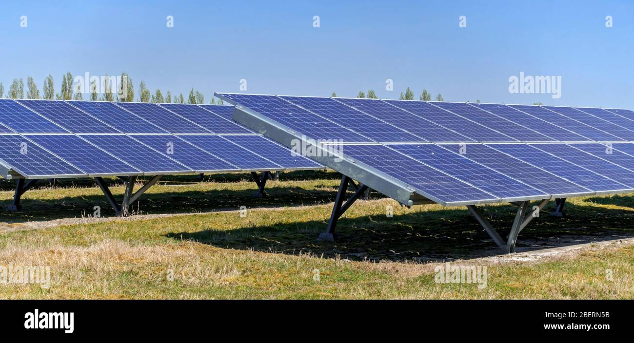 Solarpaneele von Photovoltaikkraftwerk / Solarpark für die Versorgung ...