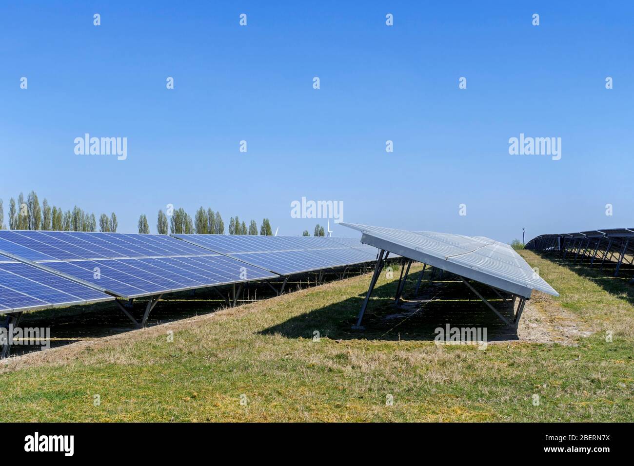 Solarpaneele von Photovoltaikkraftwerk / Solarpark für die Versorgung ...
