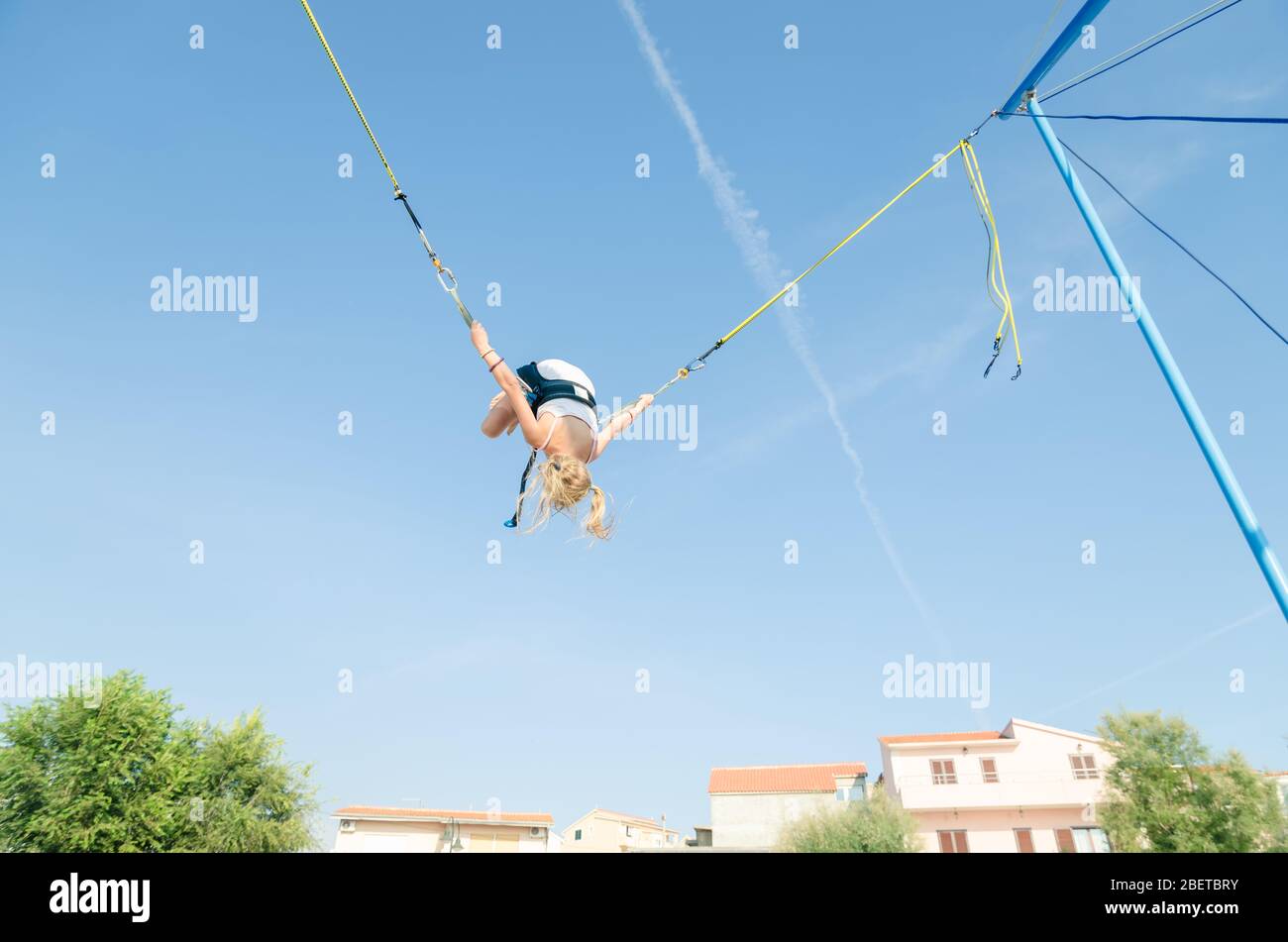 Bungee trampolin kinder Stockfotos und -bilder Kaufen - Alamy