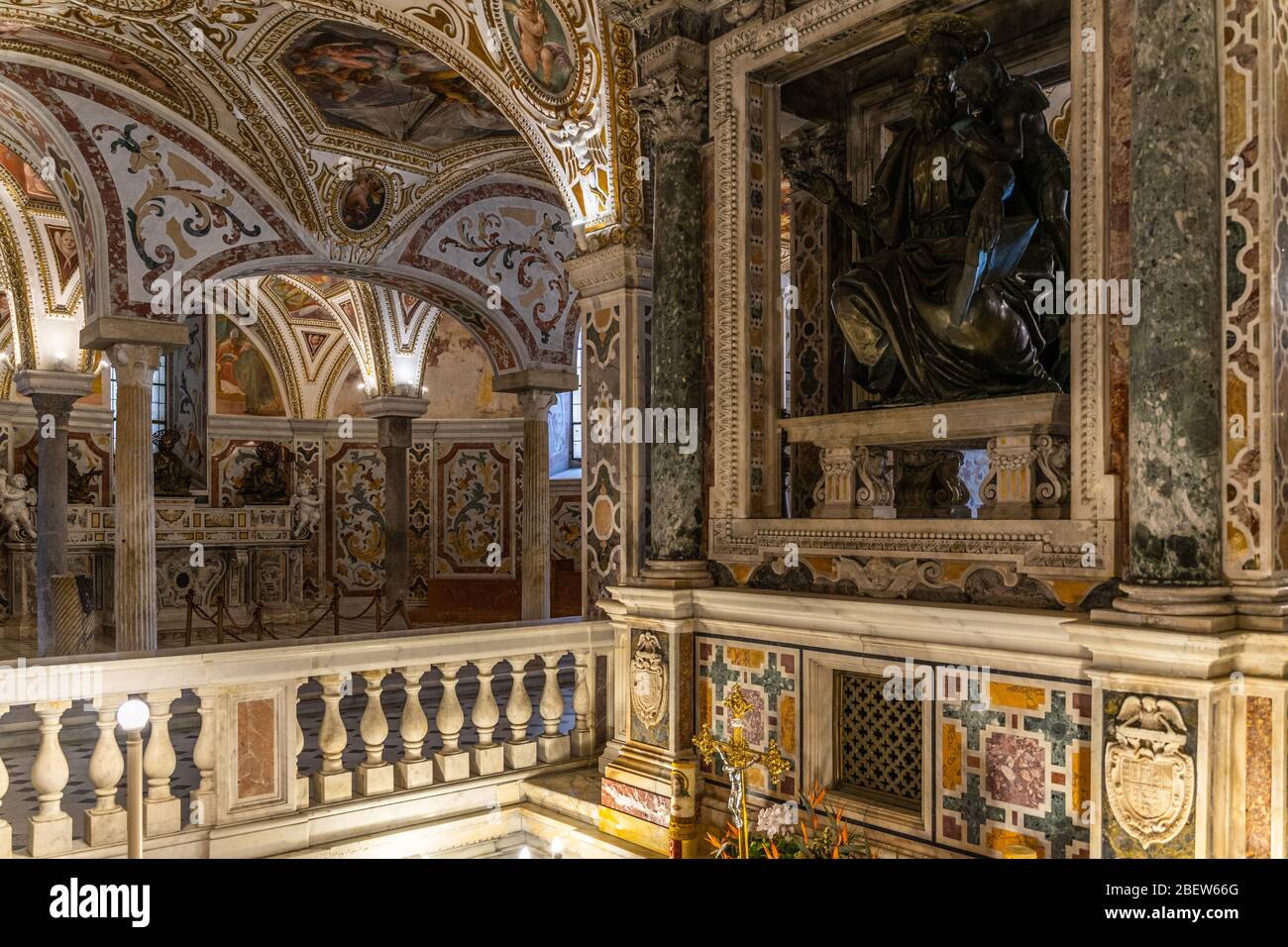 Die dekorierte Krypta der Kathedrale von Salerno (Duomo di Salerno ...