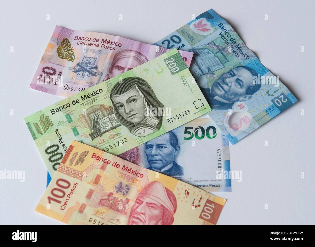Geld in Banknoten oder Scheinen, mexikanisches Geld auf weißer ...
