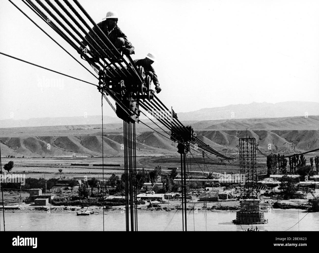 T shaped bridge Schwarzweiß-Stockfotos und -bilder - Alamy