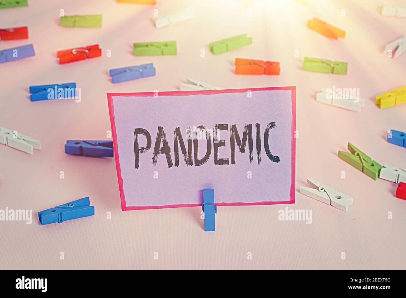 Schreibnotiz mit Pandemie. Geschäftskonzept für das Auftreten über ... Schreibnotiz mit Pandemie. Geschäftskonzept für das Auftreten über ...