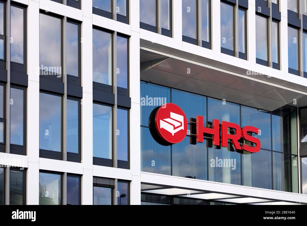 Köln, Deutschland. April 2020. HAUPTSITZ DER HRS Group am Breslauer Platz. Köln, 14. April 2020 ...