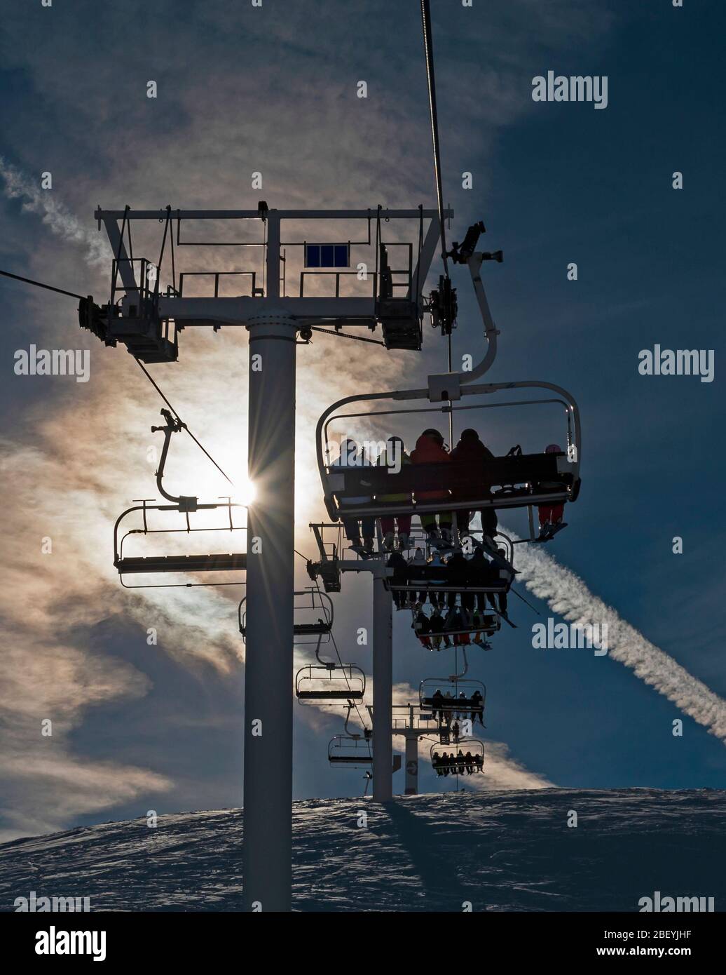 Sessellift mit skipiste und sonne im winter -Fotos und -Bildmaterial in ...