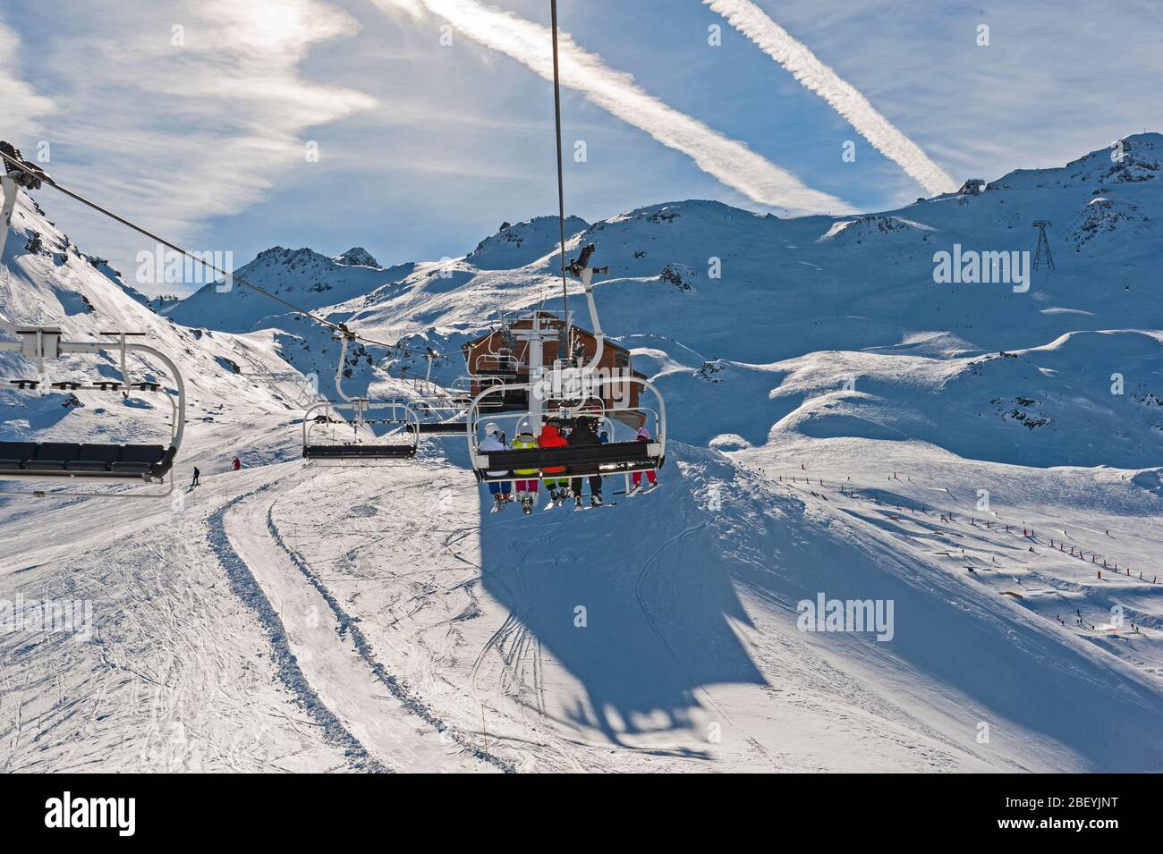 Sessellift mit skipiste und sonne im winter -Fotos und -Bildmaterial in ...