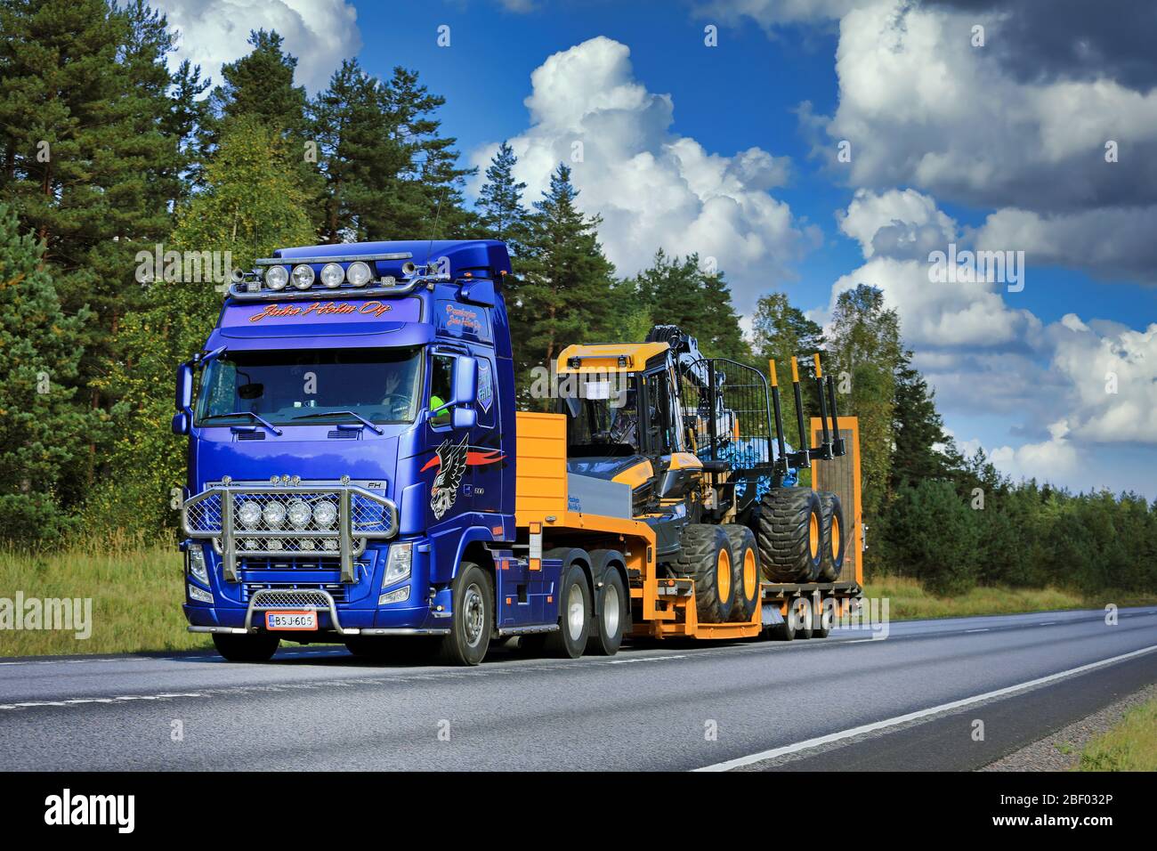 Blue Volvo FH LKW von Juha Holm Oy schleppt Ponsse Buffalo Waldernter ...