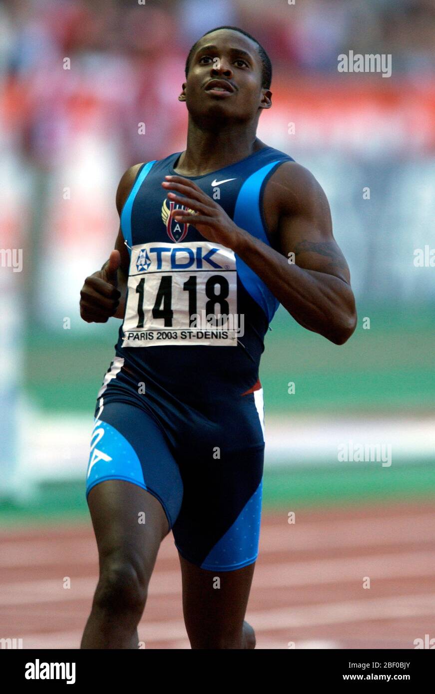 Tim Montgomery aus den USA beim zweiten Lauf der 100 Meter bei den ...