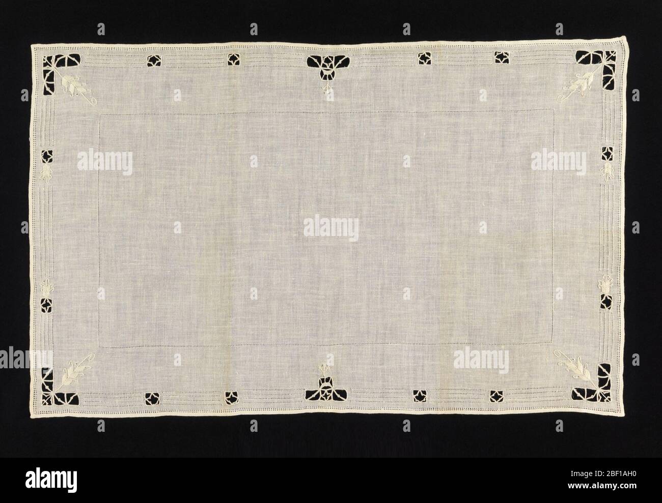 Abdeckung. Cover mit Saum, Schnittquadrate und Satinstich Stickerei in ...