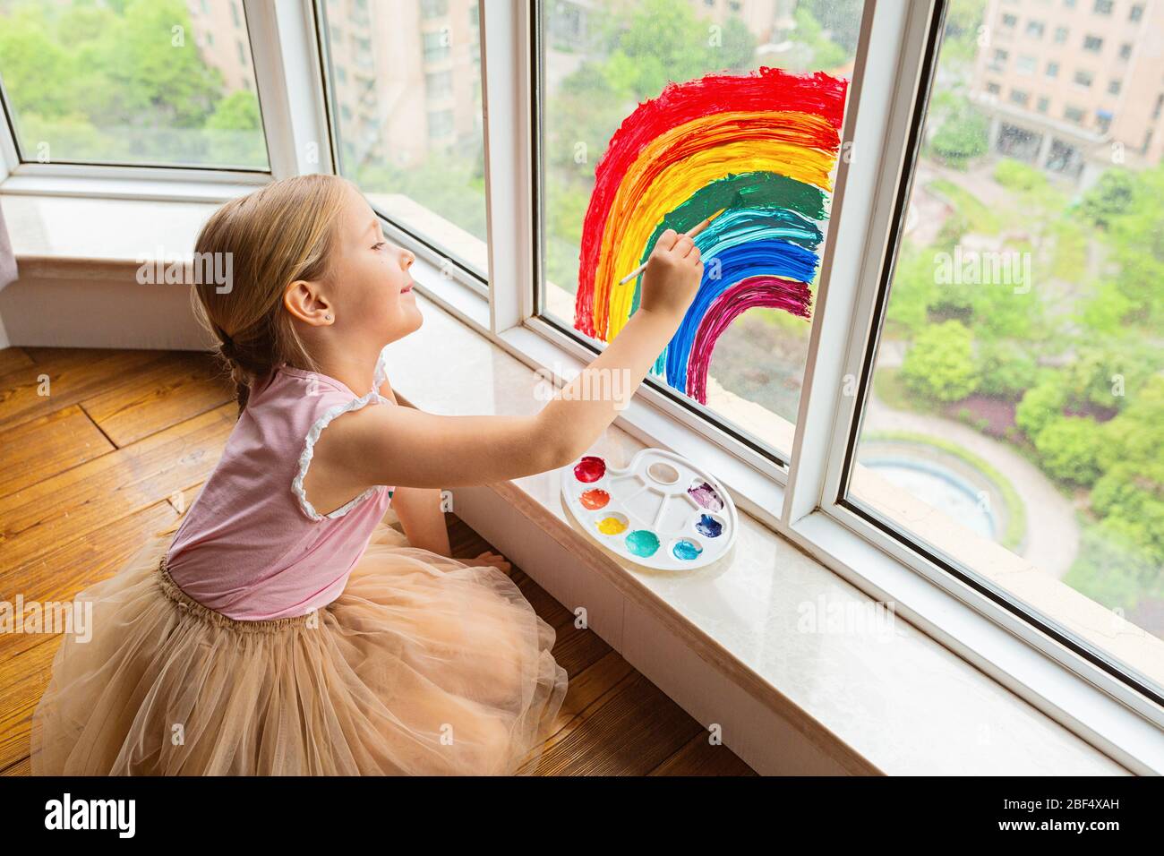 Kinder malen Regenbogen während Covid-19 Quarantäne zu Hause. Mädchen ... Kinder malen Regenbogen während Covid-19 Quarantäne zu Hause. Mädchen ...