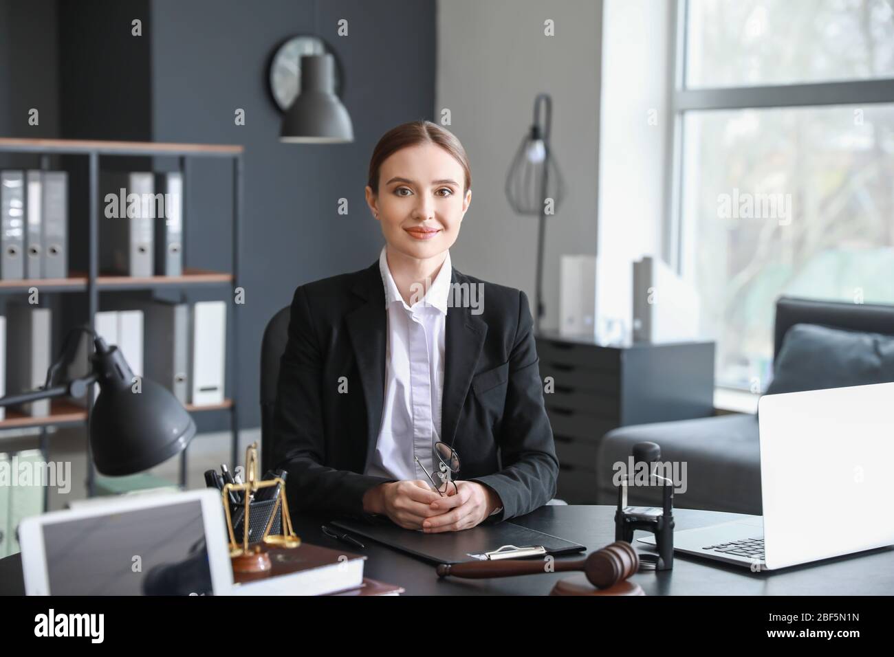 Anwältin am Arbeitsplatz im Büro Stockfotografie - Alamy