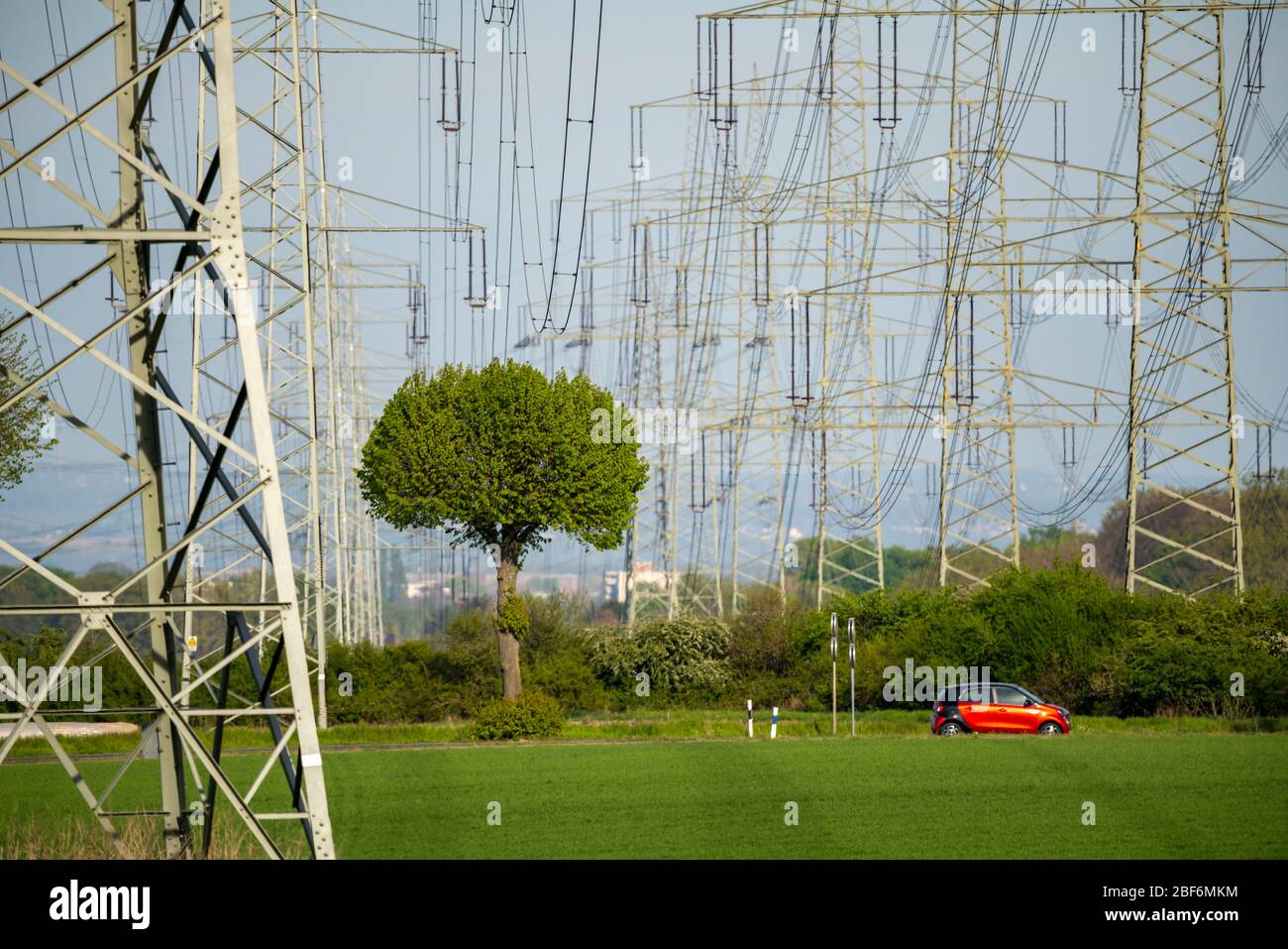 Überspannungsleitungen, 380 KV, im Umspannwerk Gohrpunkt kommt der ...