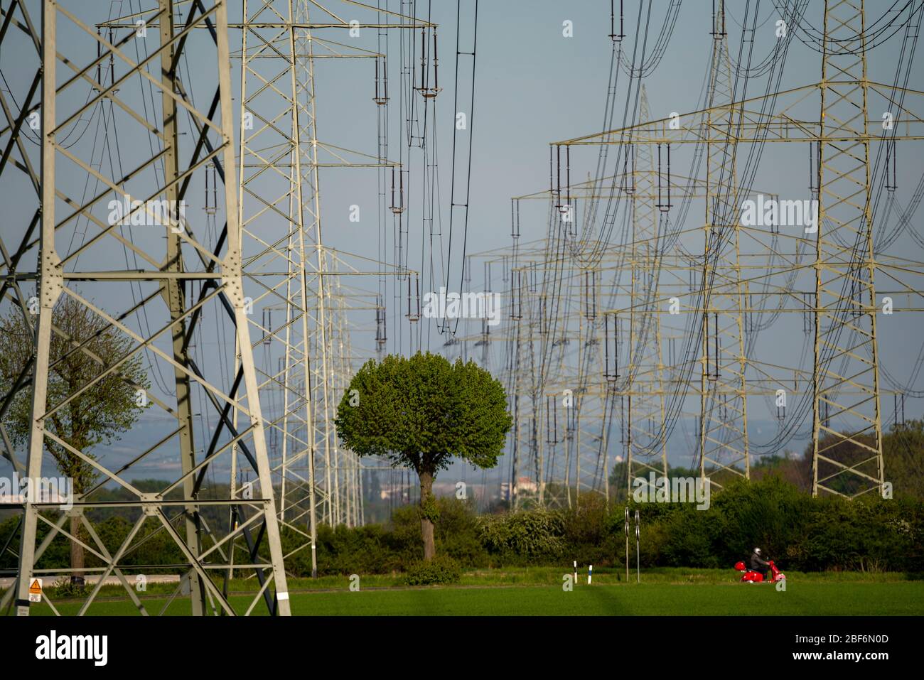 Überspannungsleitungen, 380 KV, im Umspannwerk Gohrpunkt kommt der ...