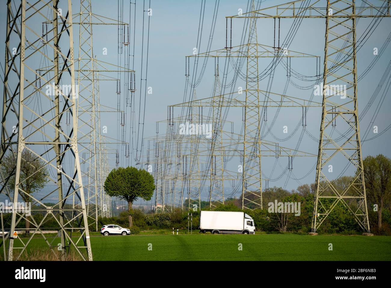Überspannungsleitungen, 380 KV, im Umspannwerk Gohrpunkt kommt der ...