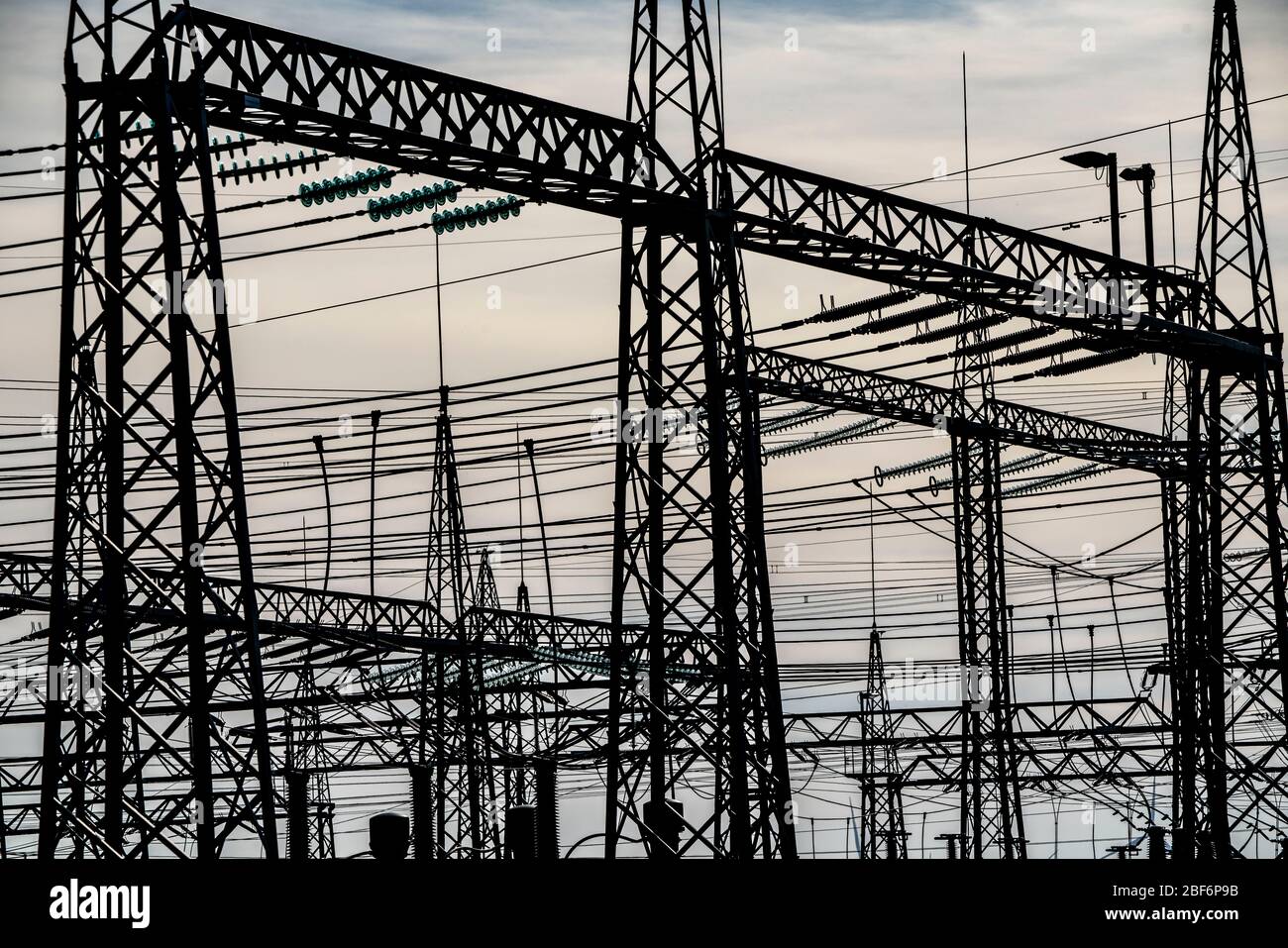 Überspannungsleitungen, 380 KV, im Umspannwerk Gohrpunkt kommt der ...