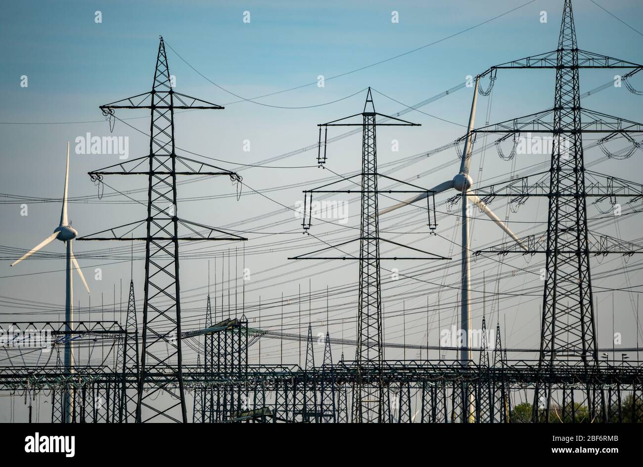 Überspannungsleitungen, 380 KV, im Umspannwerk Gohrpunkt kommt der ...