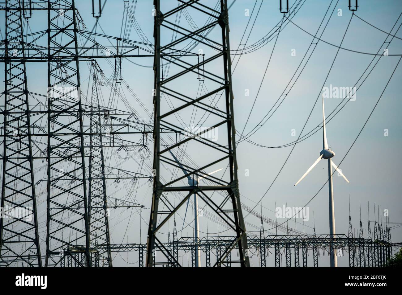 Überspannungsleitungen, 380 KV, im Umspannwerk Gohrpunkt kommt der ...