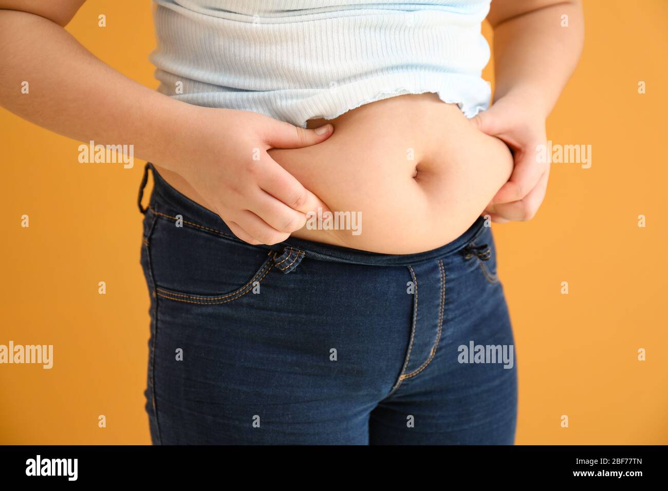 Mädchen kind fett bauch übergewicht -Fotos und -Bildmaterial in hoher ...