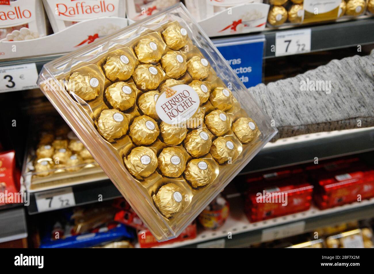 Ferrero rocher süßwaren -Fotos und -Bildmaterial in hoher Auflösung – Alamy