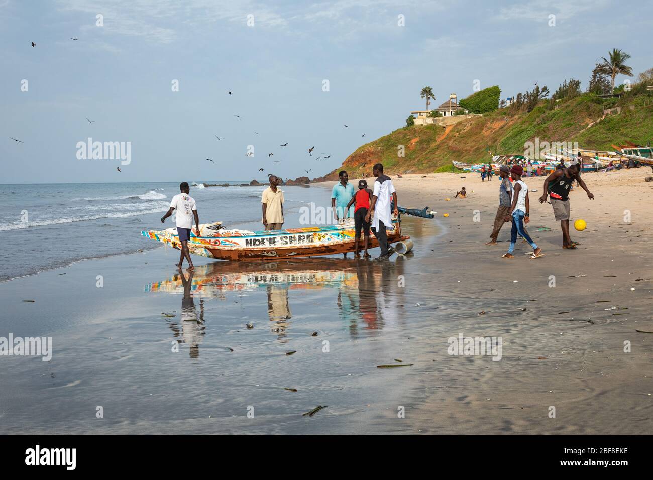 SERREKUNDA, GAMBIA - 21. NOVEMBER 2019: Szene mit Männern und Frauen ...
