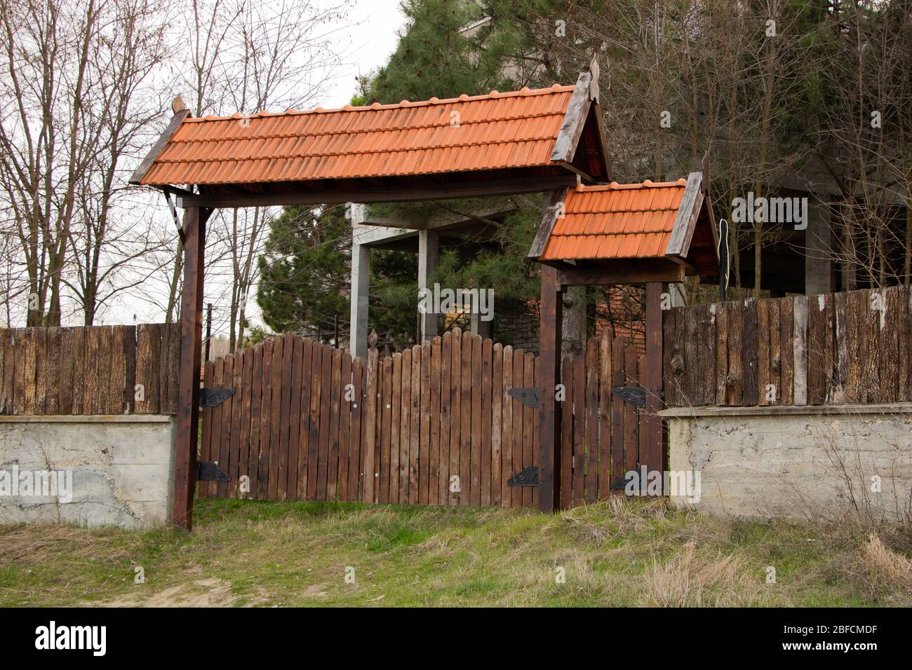 Eingangstor aus holz -Fotos und -Bildmaterial in hoher Auflösung – Alamy