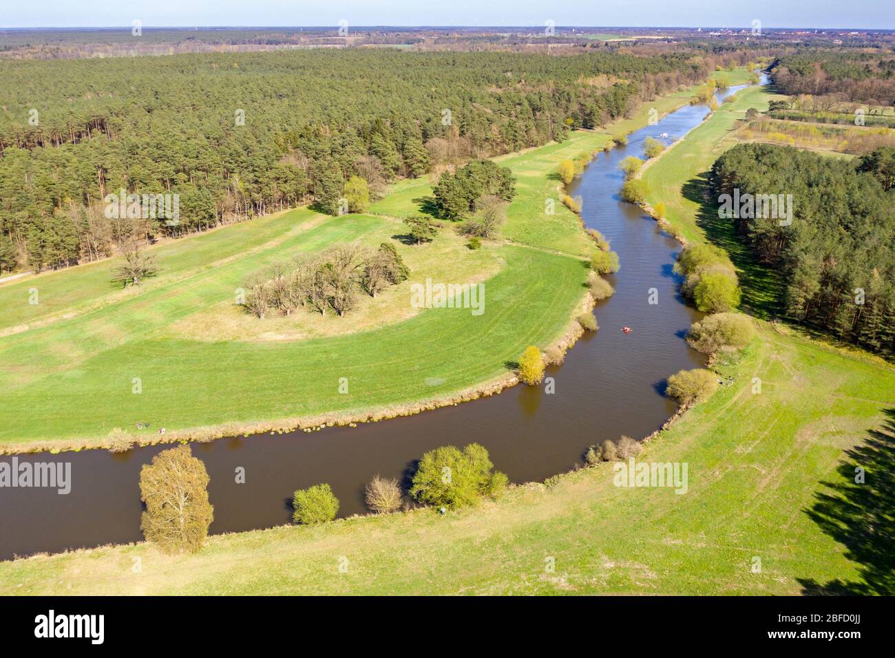 Fluss aller schlängelt sich durch Kulturlandschaft westlich der Stadt ...