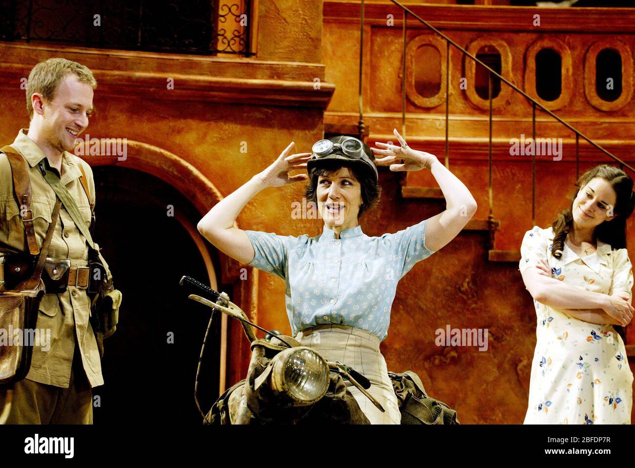Zentrum: Harriet Walter (Beatrice) Rechts: Kirsten Parker (Hero) in ...